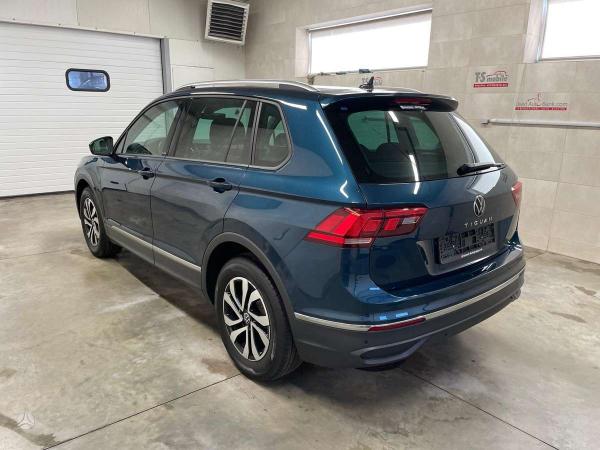 Blue Volkswagen Tiguan 2022 in Marijampole, with an engine capacity of 1.50 L and mileage of 132 thousand km for 21538 €, photo 4 on AUTOMOTO.COM.LV