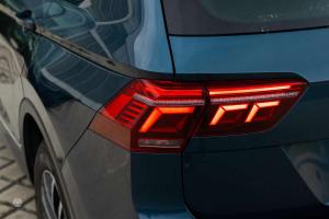 Blue Volkswagen Tiguan 2022 in Vilnius, with an engine capacity of 1.40 L and mileage of 60 thousand km for 24900 €, photo 5 on AUTOMOTO.COM.LV