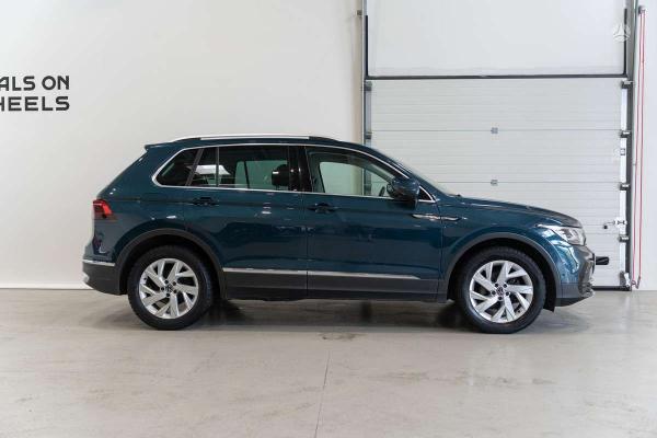 Blue Volkswagen Tiguan 2022 in Vilnius, with an engine capacity of 1.50 L and mileage of 154 thousand km for 21500 €, photo 3 on AUTOMOTO.COM.LV