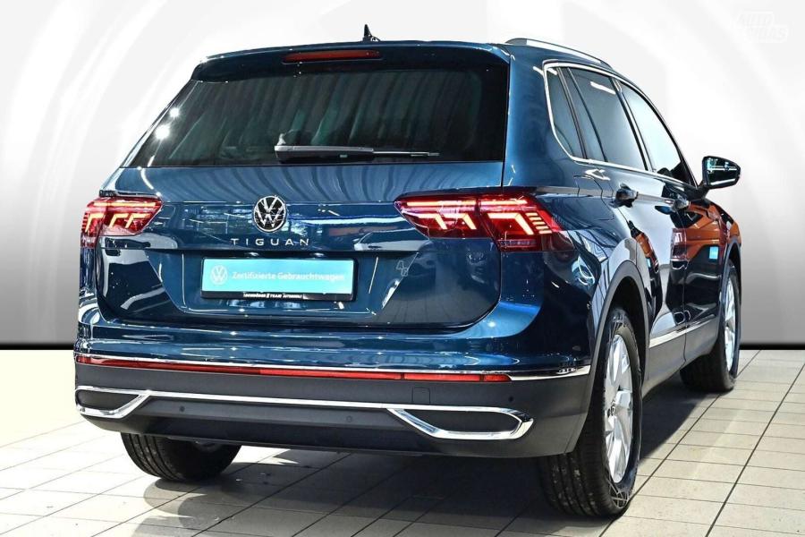 Blue Volkswagen Tiguan 2023 in Kaunas, with an engine capacity of 1.50 L and mileage of 19 thousand km for 32679 €, photo 3 on AUTOMOTO.COM.LV
