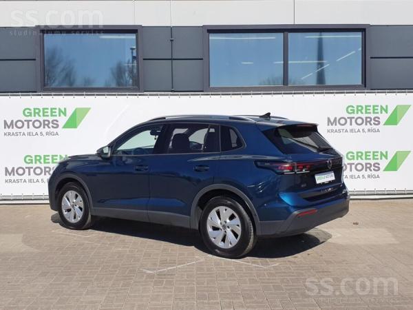 Blue Volkswagen Tiguan 2024 in Riga, with an engine capacity of 1.50 L and mileage of 43 thousand km for 31900 €, photo 5 on AUTOMOTO.COM.LV