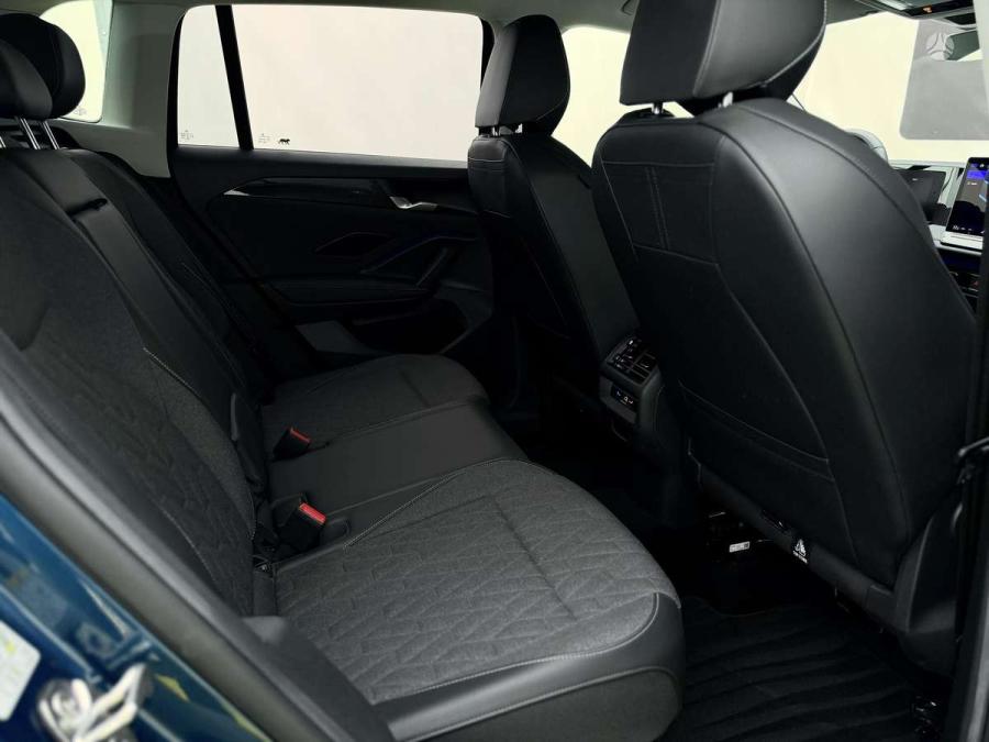 Blue Volkswagen Tiguan 2024 in Vilnius, with an engine capacity of 1.50 L and mileage of 33 thousand km for 29990 €, photo 15 on AUTOMOTO.COM.LV