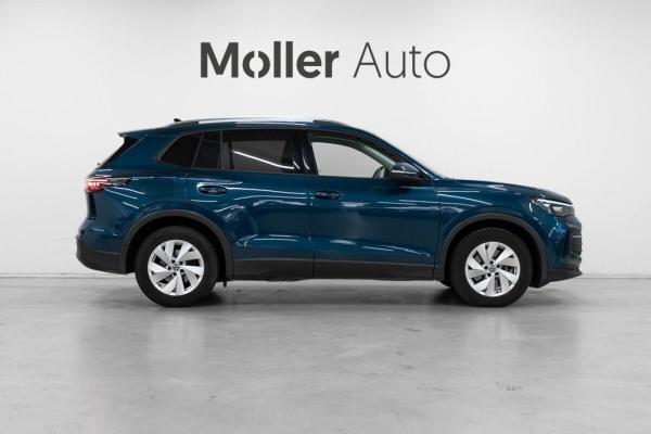 Blue Volkswagen Tiguan 2024 in Vilnius, with an engine capacity of 2.00 L and mileage of 75 thousand km for 29500 €, photo 5 on AUTOMOTO.COM.LV