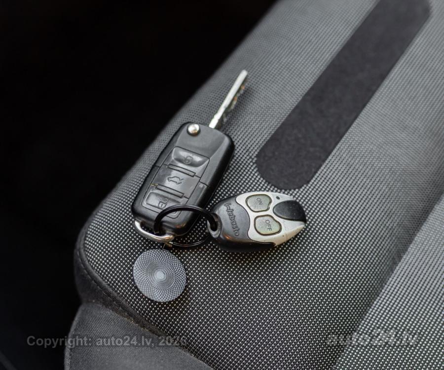 Zils Volkswagen Tiguan 2008 Tallina, ar dzinēja tilpumu 2.00 L un nobraukumu 329 tūkst. km par 5999 €, foto 21 vietnē AUTOMOTO.COM.LV