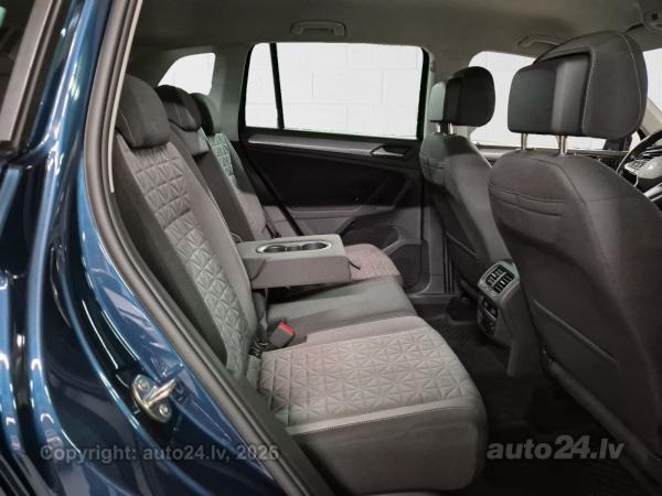 Blue Volkswagen Tiguan 2021 in Tallinn, with an engine capacity of 2.00 L and mileage of 99 thousand km for 21990 €, photo 7 on AUTOMOTO.COM.LV