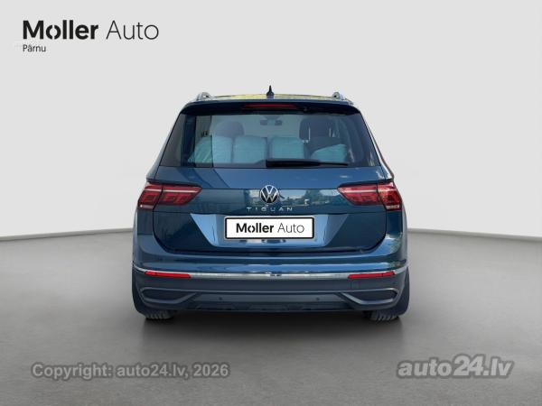 Blue Volkswagen Tiguan 2022 in Parnu, with an engine capacity of 1.50 L and mileage of 62 thousand km for 23900 €, photo 4 on AUTOMOTO.COM.LV