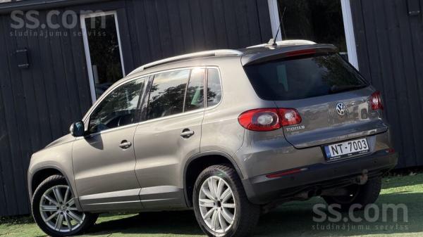 Brown Volkswagen Tiguan 2008 in Riga, with an engine capacity of 2.00 L and mileage of 327 thousand km for 4750 €, photo 4 on AUTOMOTO.COM.LV