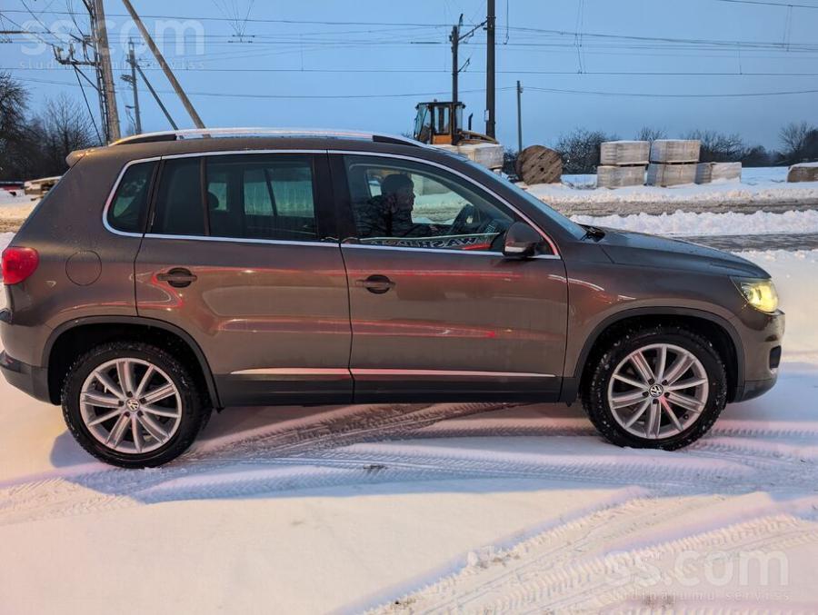 Brown Volkswagen Tiguan 2011 in Riga, with an engine capacity of 2.00 L and mileage of 215 thousand km for 11999 €, photo 1 on AUTOMOTO.COM.LV