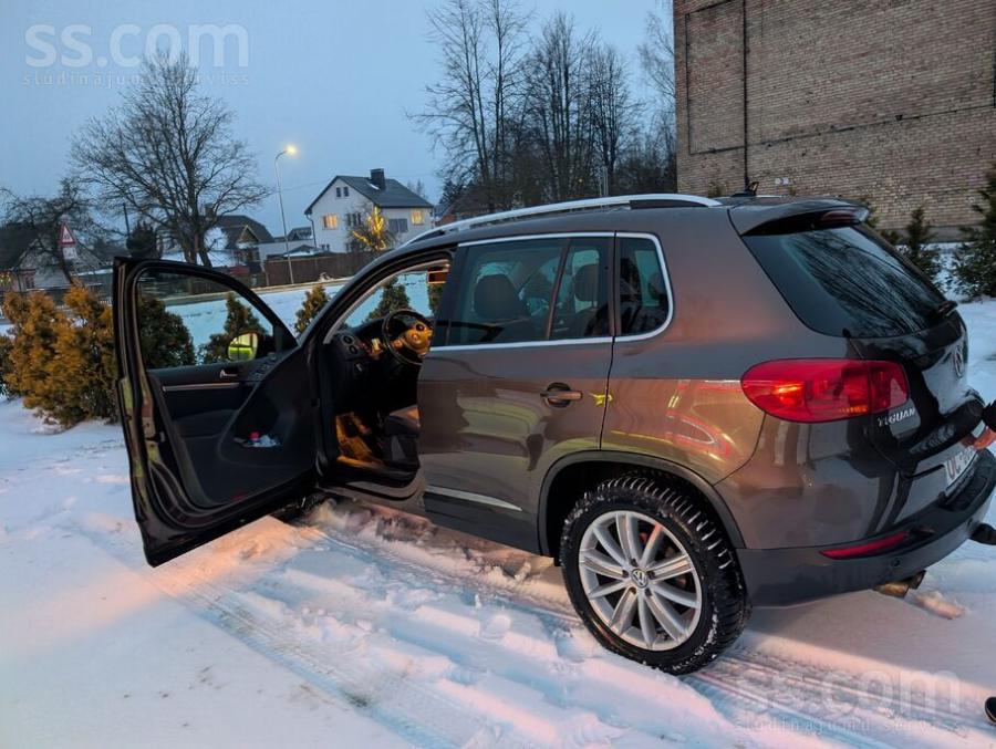 Brown Volkswagen Tiguan 2011 in Riga, with an engine capacity of 2.00 L and mileage of 215 thousand km for 11999 €, photo 3 on AUTOMOTO.COM.LV