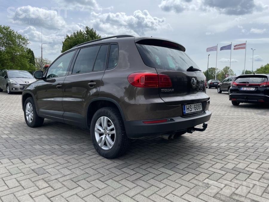 Brown Volkswagen Tiguan 2011 in Ogre, with an engine capacity of 2.00 L and mileage of 305 thousand km for 5470 €, photo 4 on AUTOMOTO.COM.LV