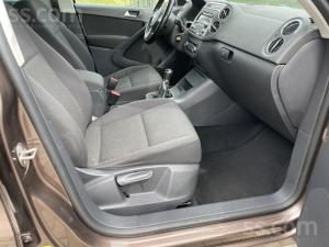 Brown Volkswagen Tiguan 2011 in Ogre, with an engine capacity of 2.00 L and mileage of 305 thousand km for 5470 €, photo 8 on AUTOMOTO.COM.LV