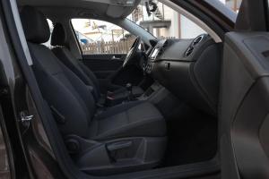 Brūns Volkswagen Tiguan 2011 Jelgava, ar dzinēja tilpumu 2.00 L un nobraukumu 168 tūkst. km par 10300 €, foto 10 vietnē AUTOMOTO.COM.LV