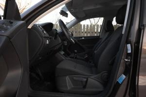 Brūns Volkswagen Tiguan 2011 Jelgava, ar dzinēja tilpumu 2.00 L un nobraukumu 168 tūkst. km par 10300 €, foto 12 vietnē AUTOMOTO.COM.LV