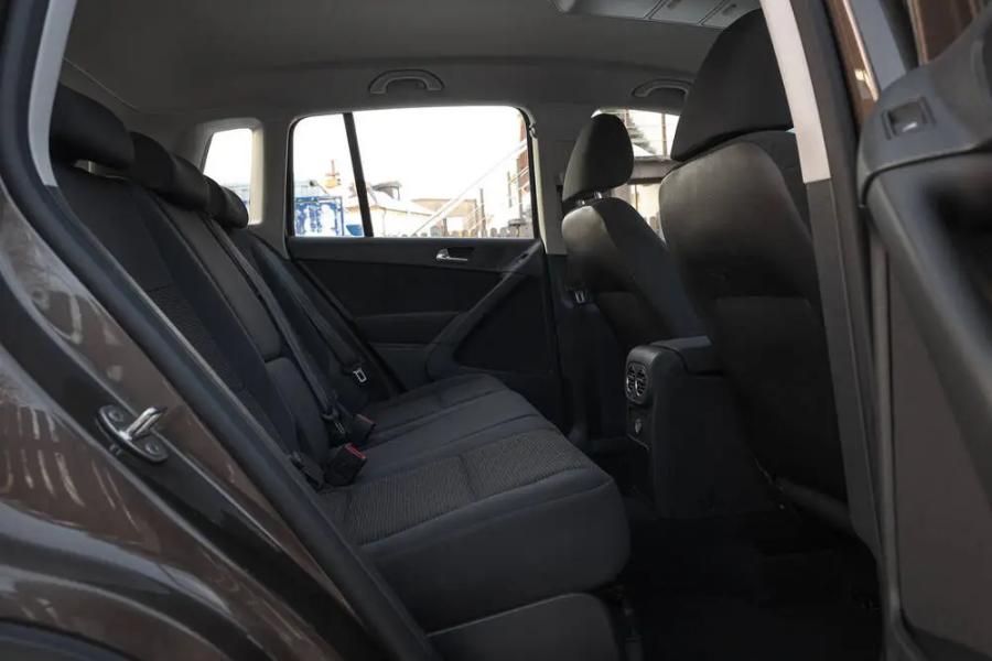 Brūns Volkswagen Tiguan 2011 Jelgava, ar dzinēja tilpumu 2.00 L un nobraukumu 168 tūkst. km par 10300 €, foto 17 vietnē AUTOMOTO.COM.LV