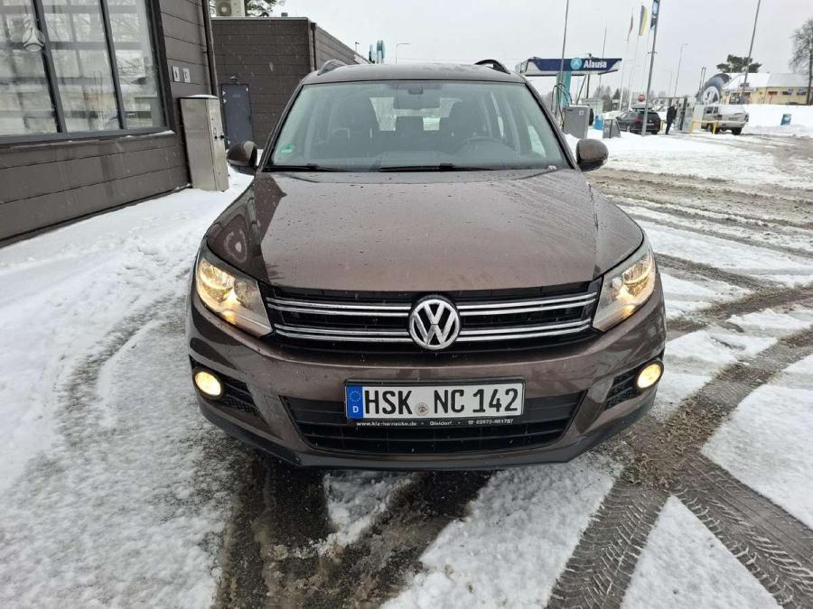 Brown Volkswagen Tiguan 2012 in Utena, with an engine capacity of 1.40 L and mileage of 128 thousand km for 7700 €, photo 3 on AUTOMOTO.COM.LV