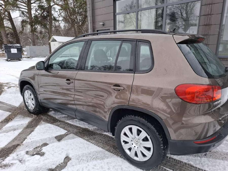 Brown Volkswagen Tiguan 2012 in Utena, with an engine capacity of 1.40 L and mileage of 128 thousand km for 7700 €, photo 7 on AUTOMOTO.COM.LV