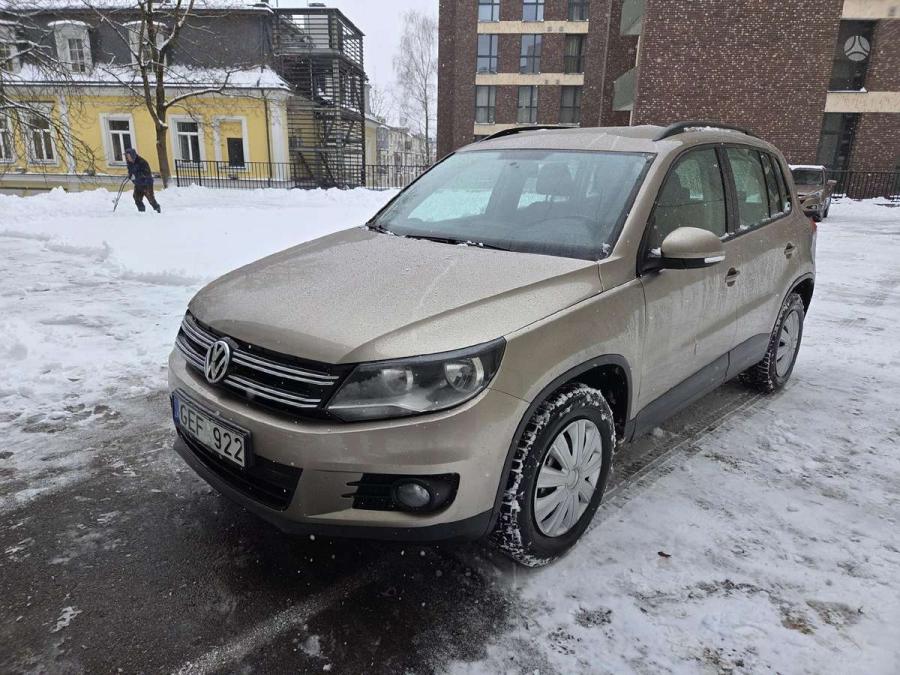 Brown Volkswagen Tiguan 2012 in Vilnius, with an engine capacity of 1.97 L and mileage of 218 thousand km for 7100 €, photo 1 on AUTOMOTO.COM.LV