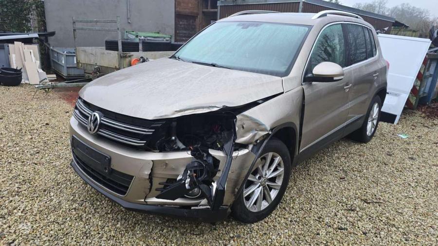 Brown Volkswagen Tiguan 2012 in Siauliai, with an engine capacity of 1.97 L and mileage of 260 thousand km for 5300 €, photo 5 on AUTOMOTO.COM.LV