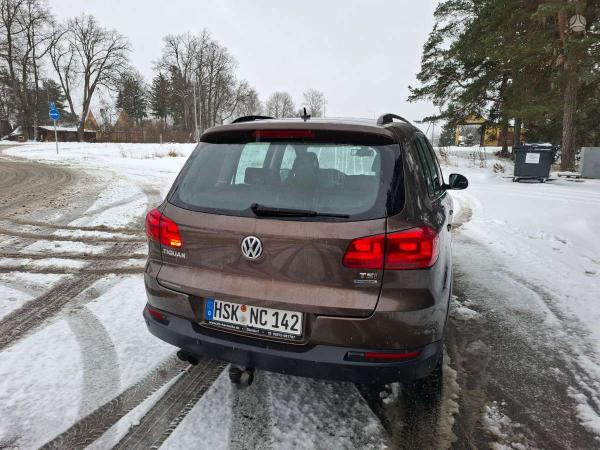 Brown Volkswagen Tiguan 2012 in Utena, with an engine capacity of 1.39 L and mileage of 124 thousand km for 6999 €, photo 5 on AUTOMOTO.COM.LV
