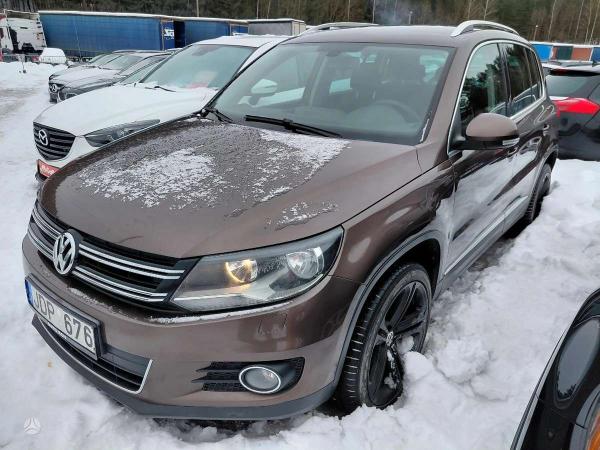 Brown Volkswagen Tiguan 2012 in Vilnius, with an engine capacity of 1.97 L and mileage of 370 thousand km for 8200 €, photo 1 on AUTOMOTO.COM.LV