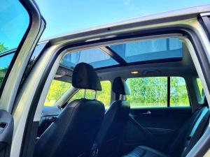 Brown Volkswagen Tiguan 2012 in Siauliai, with an engine capacity of 1.98 L and mileage of 150 thousand km for 5450 €, photo 24 on AUTOMOTO.COM.LV