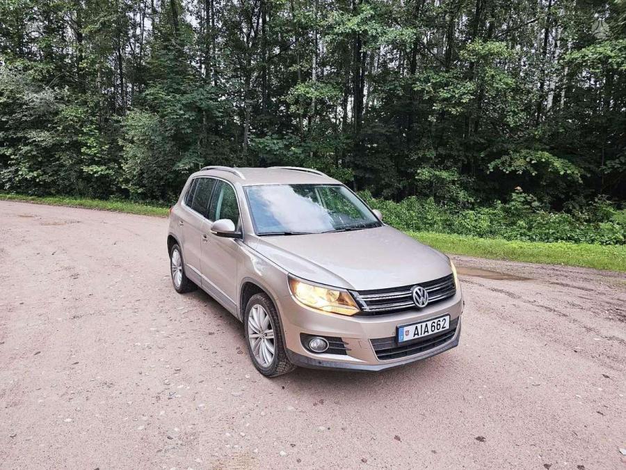 Brown Volkswagen Tiguan 2012 in Kaunas, with an engine capacity of 1.39 L and mileage of 187 thousand km for 5200 €, photo 3 on AUTOMOTO.COM.LV