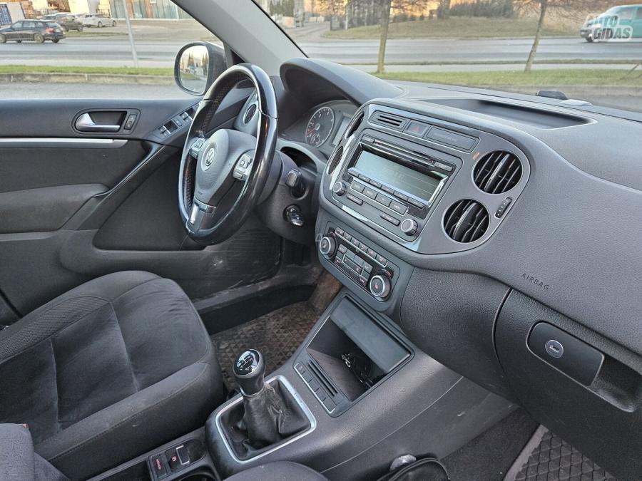 Brūns Volkswagen Tiguan 2013 Panevēža, ar dzinēja tilpumu 2.00 L un nobraukumu 282 tūkst. km par 6800 €, foto 18 vietnē AUTOMOTO.COM.LV