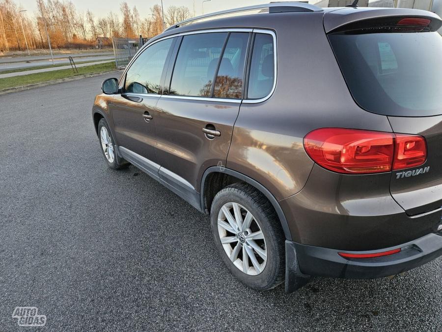 Brown Volkswagen Tiguan 2013 in Panevezys, with an engine capacity of 2.00 L and mileage of 282 thousand km for 6700 €, photo 5 on AUTOMOTO.COM.LV