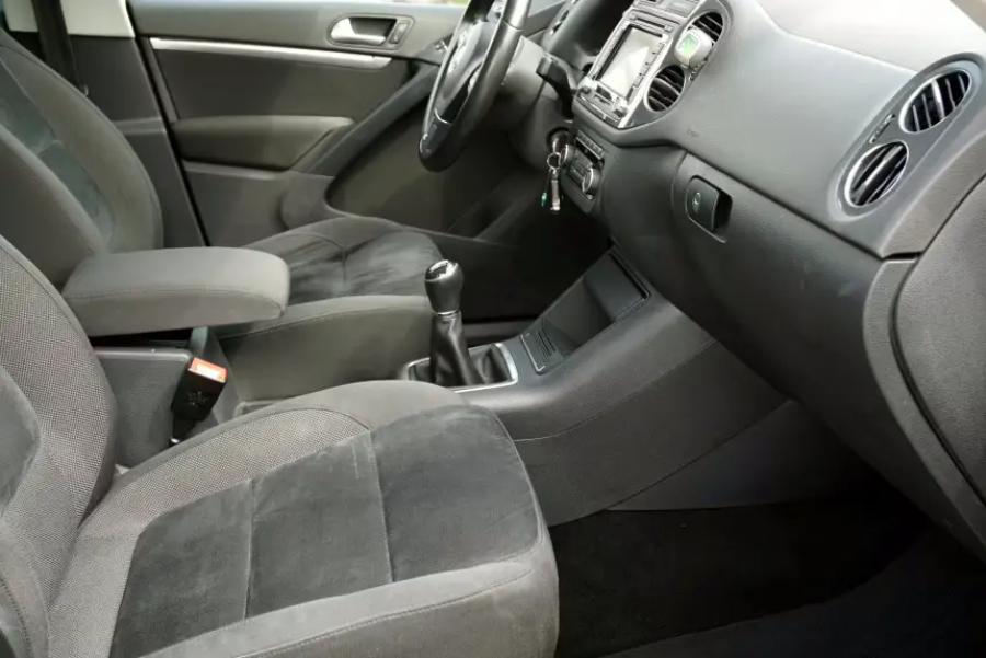Brown Volkswagen Tiguan 2013 in Riga, with an engine capacity of 2.00 L and mileage of 154 thousand km for 12700 €, photo 17 on AUTOMOTO.COM.LV