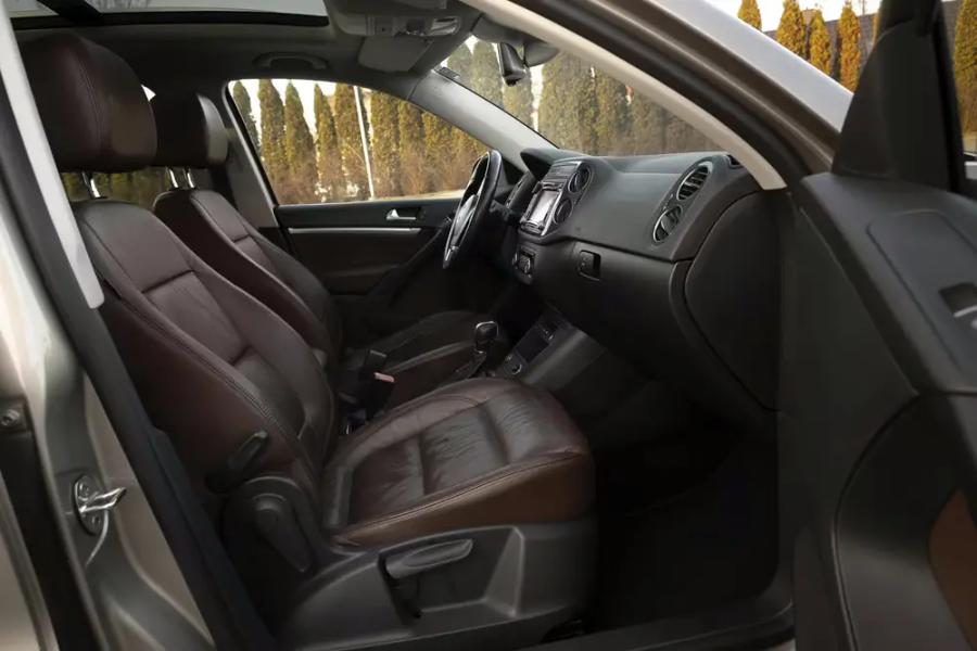Brown Volkswagen Tiguan 2013 in Jelgava, with an engine capacity of 2.00 L and mileage of 267 thousand km for 11900 €, photo 9 on AUTOMOTO.COM.LV