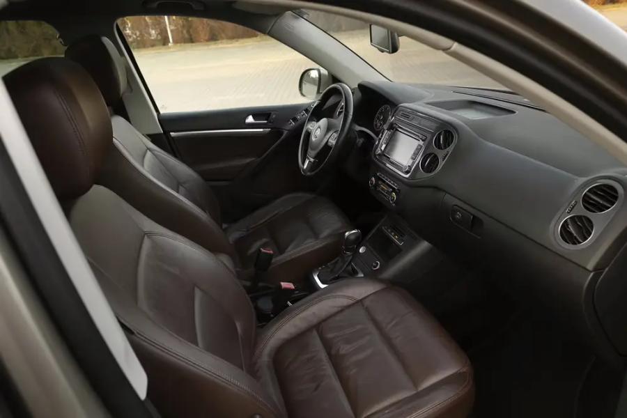 Brown Volkswagen Tiguan 2013 in Jelgava, with an engine capacity of 2.00 L and mileage of 267 thousand km for 11900 €, photo 10 on AUTOMOTO.COM.LV