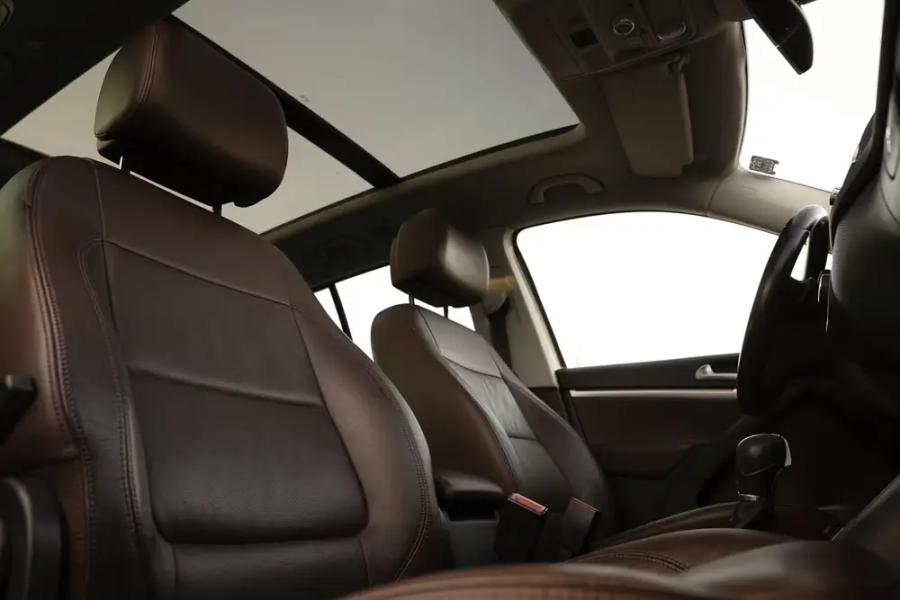Brown Volkswagen Tiguan 2013 in Jelgava, with an engine capacity of 2.00 L and mileage of 267 thousand km for 11900 €, photo 11 on AUTOMOTO.COM.LV