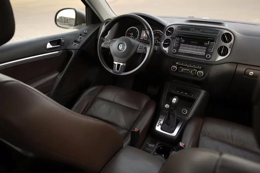 Brown Volkswagen Tiguan 2013 in Jelgava, with an engine capacity of 2.00 L and mileage of 267 thousand km for 11900 €, photo 12 on AUTOMOTO.COM.LV