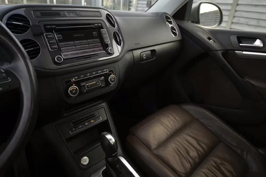 Brown Volkswagen Tiguan 2013 in Jelgava, with an engine capacity of 2.00 L and mileage of 267 thousand km for 11900 €, photo 17 on AUTOMOTO.COM.LV