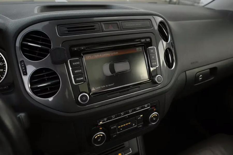 Brown Volkswagen Tiguan 2013 in Jelgava, with an engine capacity of 2.00 L and mileage of 267 thousand km for 11900 €, photo 18 on AUTOMOTO.COM.LV