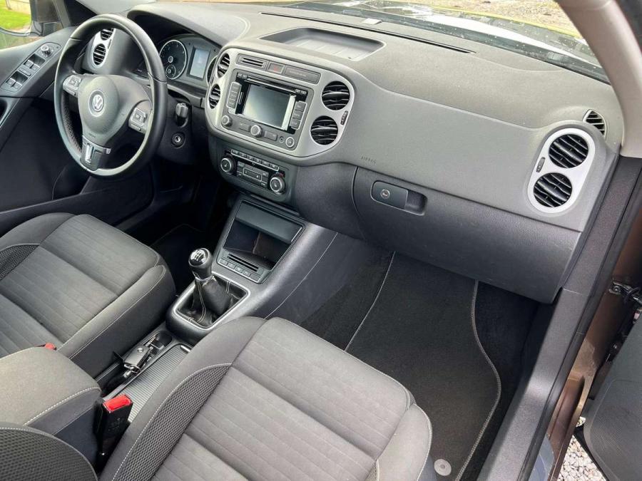 Brown Volkswagen Tiguan 2014 in Telschi, with an engine capacity of 1.97 L and mileage of 245 thousand km for 5600 €, photo 11 on AUTOMOTO.COM.LV