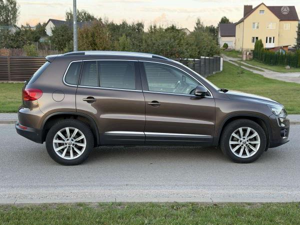 Volkswagen Tiguan 2014 in Vilnius on AUTOMOTO.COM.LV Brown Volkswagen Tiguan 2014 in Vilnius, with an engine capacity of 1.39 L and mileage of 249 thousand km for 6350 €, photo 9 on AUTOMOTO.COM.LV