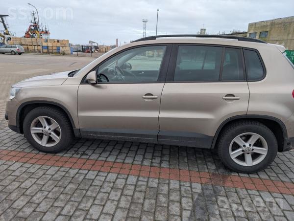 Brown Volkswagen Tiguan 2015 in Ventspils, with an engine capacity of 2.00 L and mileage of 178 thousand km for 10800 €, photo 1 on AUTOMOTO.COM.LV