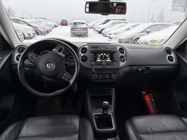 Brown Volkswagen Tiguan 2015 in Utena, with an engine capacity of 2.00 L and mileage of 159 thousand km for 10700 €, photo 9 on AUTOMOTO.COM.LV