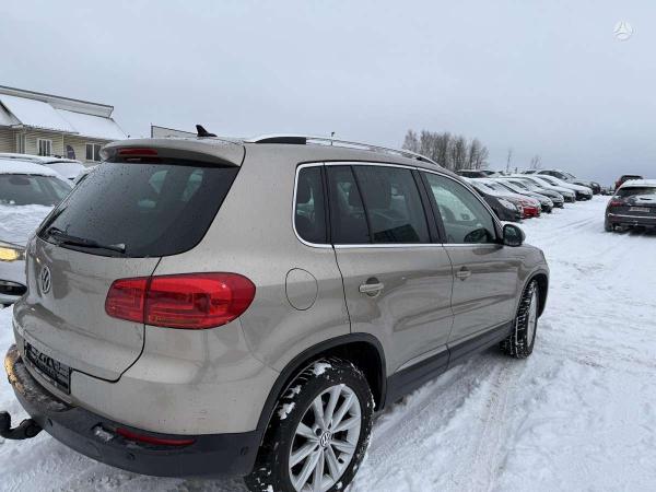 Brown Volkswagen Tiguan 2015 in Utena, with an engine capacity of 1.97 L and mileage of 159 thousand km for 10800 €, photo 4 on AUTOMOTO.COM.LV