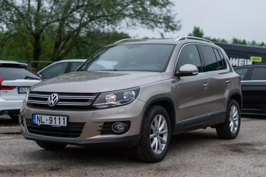 Brown Volkswagen Tiguan 2015 in Liepaja, with an engine capacity of 2.00 L and mileage of 85 thousand km for 15400 €, photo 1 on AUTOMOTO.COM.LV