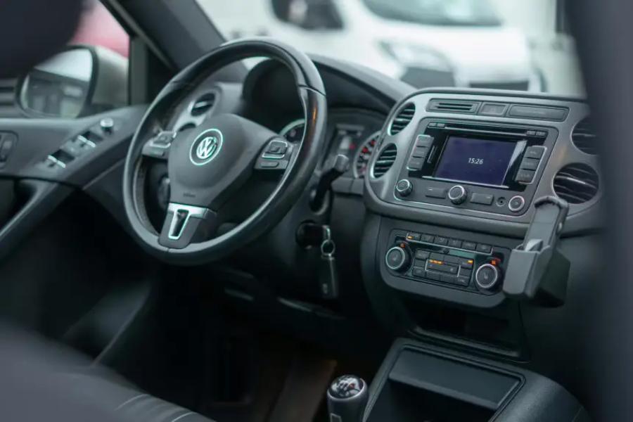 Brown Volkswagen Tiguan 2015 in Liepaja, with an engine capacity of 2.00 L and mileage of 85 thousand km for 15400 €, photo 4 on AUTOMOTO.COM.LV