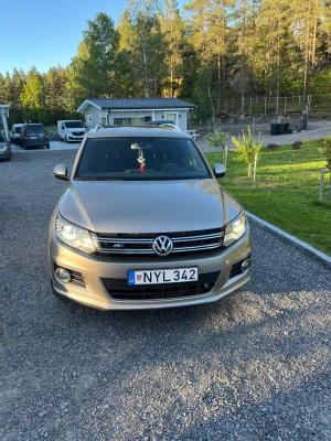 Brown Volkswagen Tiguan 2015 in Mazeikiai, with an engine capacity of 1.97 L and mileage of 156 thousand km for 11000 €, photo  on AUTOMOTO.COM.LV