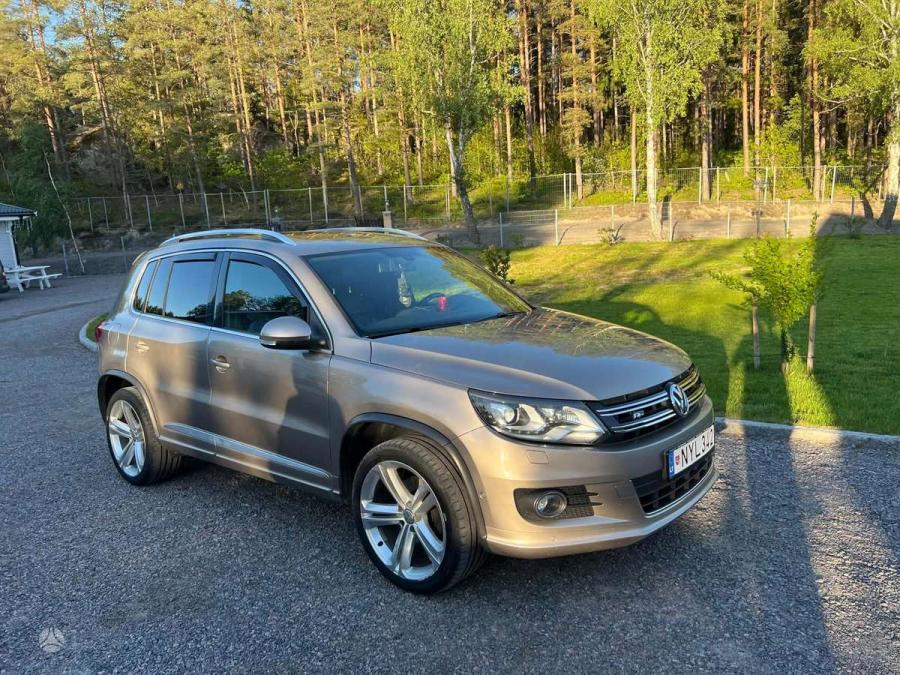 Brown Volkswagen Tiguan 2015 in Mazeikiai, with an engine capacity of 1.97 L and mileage of 156 thousand km for 11000 €, photo 4 on AUTOMOTO.COM.LV