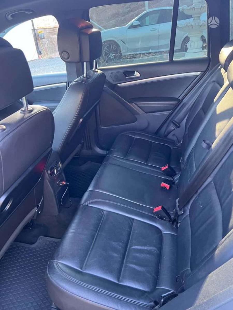 Brown Volkswagen Tiguan 2015 in Mazeikiai, with an engine capacity of 1.97 L and mileage of 156 thousand km for 11000 €, photo 7 on AUTOMOTO.COM.LV