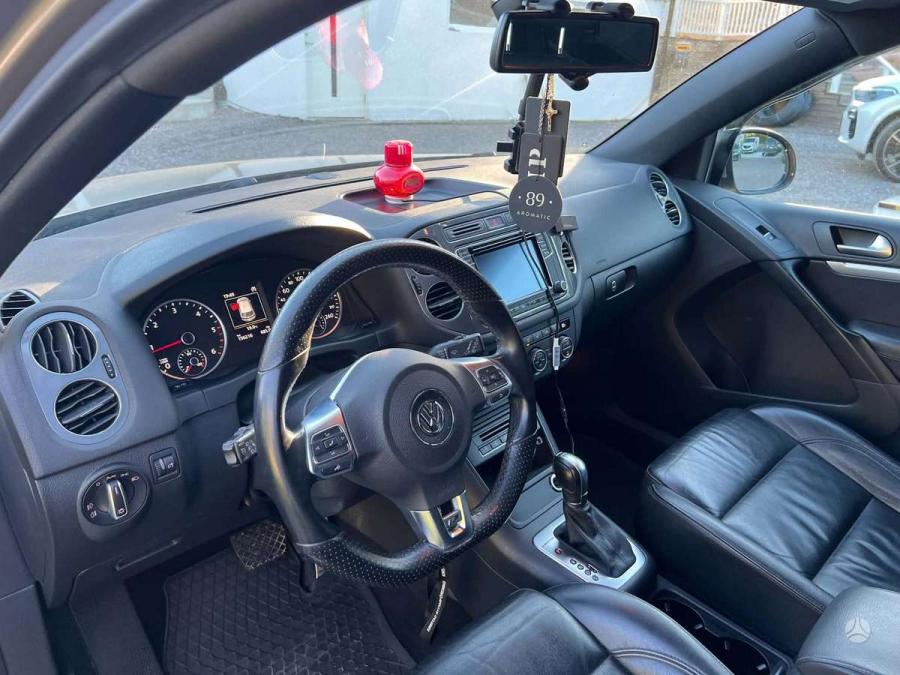 Brown Volkswagen Tiguan 2015 in Mazeikiai, with an engine capacity of 1.97 L and mileage of 156 thousand km for 11000 €, photo 10 on AUTOMOTO.COM.LV