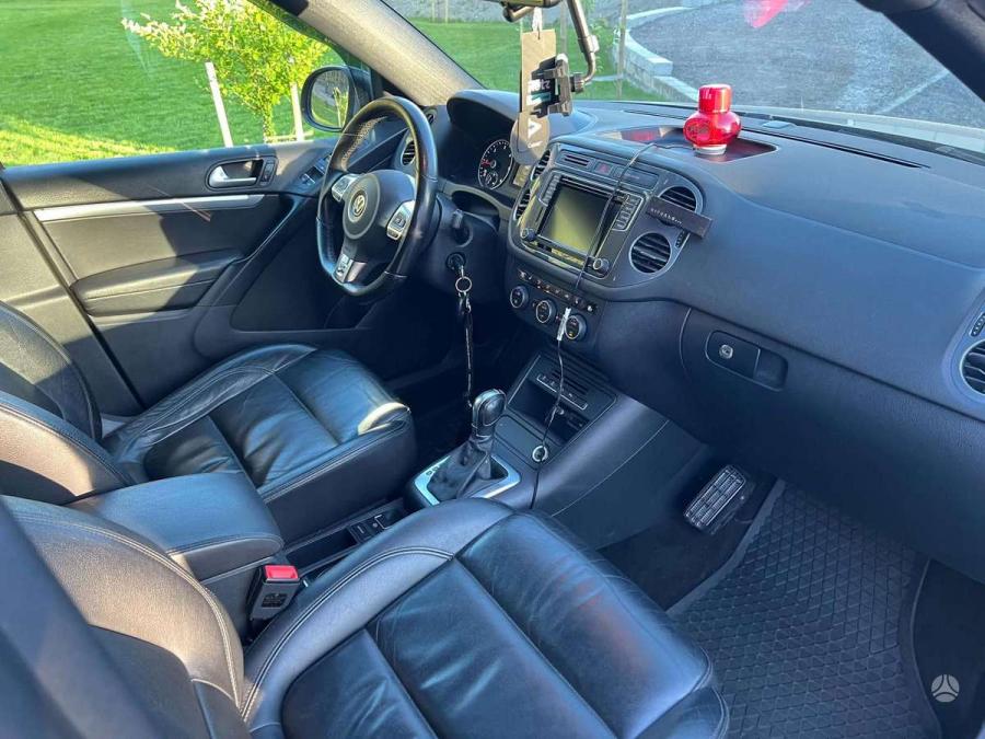 Brown Volkswagen Tiguan 2015 in Mazeikiai, with an engine capacity of 1.97 L and mileage of 156 thousand km for 11000 €, photo 11 on AUTOMOTO.COM.LV