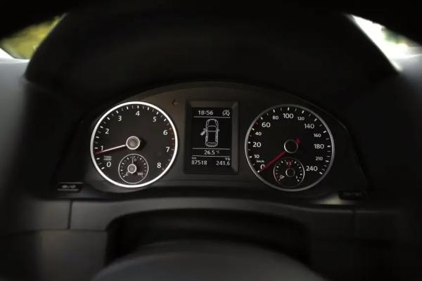Brown Volkswagen Tiguan 2016 in Jelgava, with an engine capacity of 1.40 L and mileage of 88 thousand km for 15200 €, photo 10 on AUTOMOTO.COM.LV
