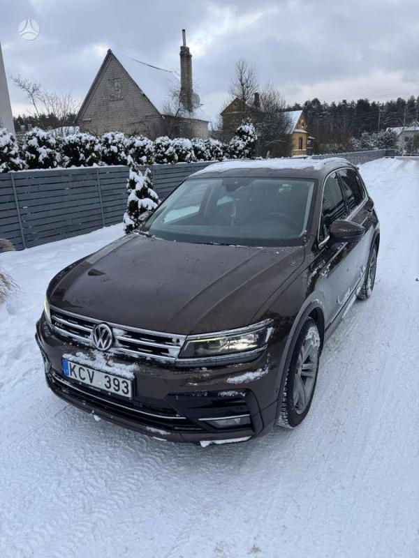 Brown Volkswagen Tiguan 2017 in Vilnius, with an engine capacity of 1.97 L and mileage of 166 thousand km for 20888 €, photo 1 on AUTOMOTO.COM.LV