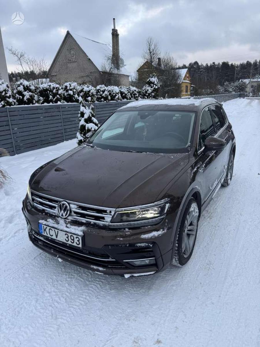 Brown Volkswagen Tiguan 2017 in Vilnius, with an engine capacity of 1.97 L and mileage of 166 thousand km for 20888 €, photo 1 on AUTOMOTO.COM.LV